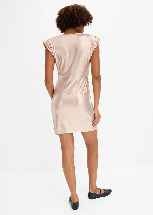 Stilig kjole i flott modell med dekorativ spenne foran - matt beige med ...